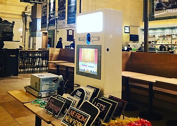 3 Best Photo Booth Companies in New York City, NY - Expert Recommendations